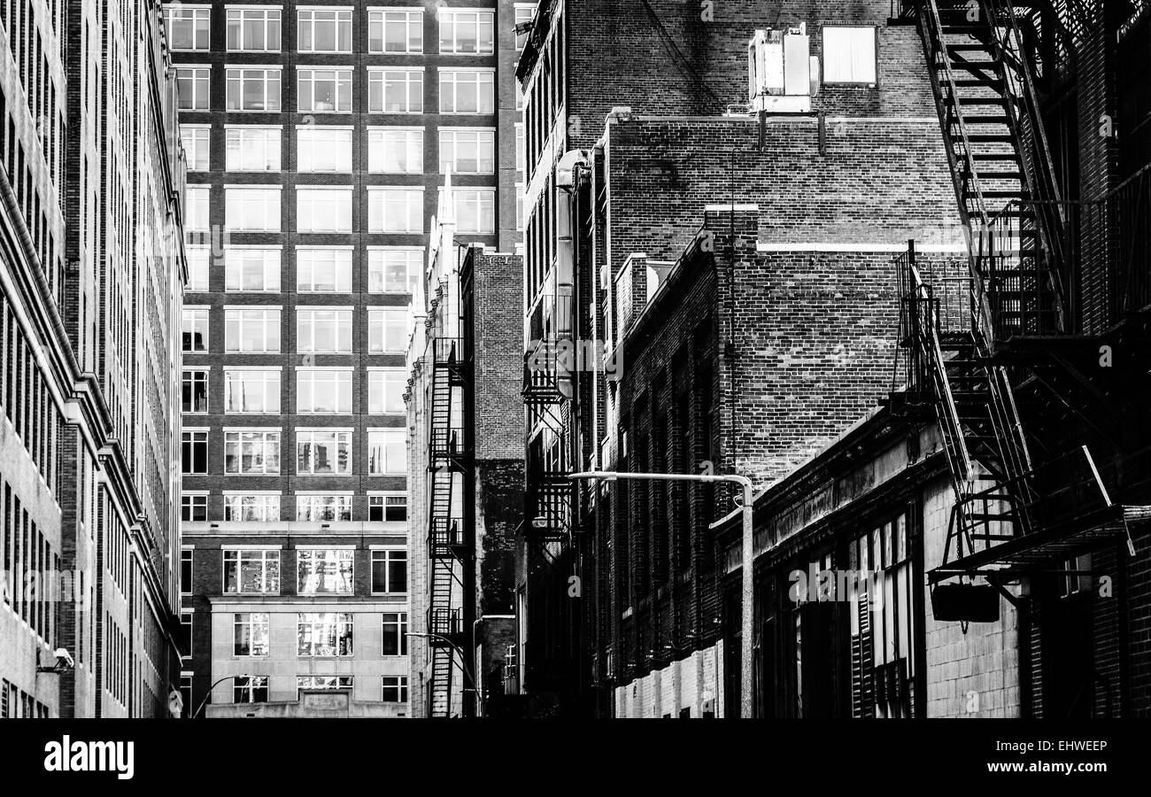 Dark alley old brick buildings hi-res stock photography and images - Alamy