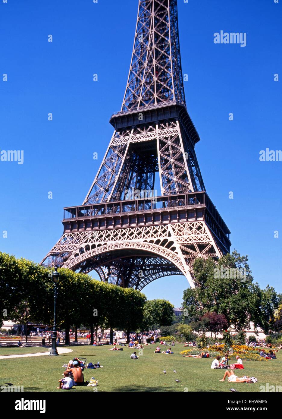 Paris france summer sunbathing hi-res stock photography and images - Alamy