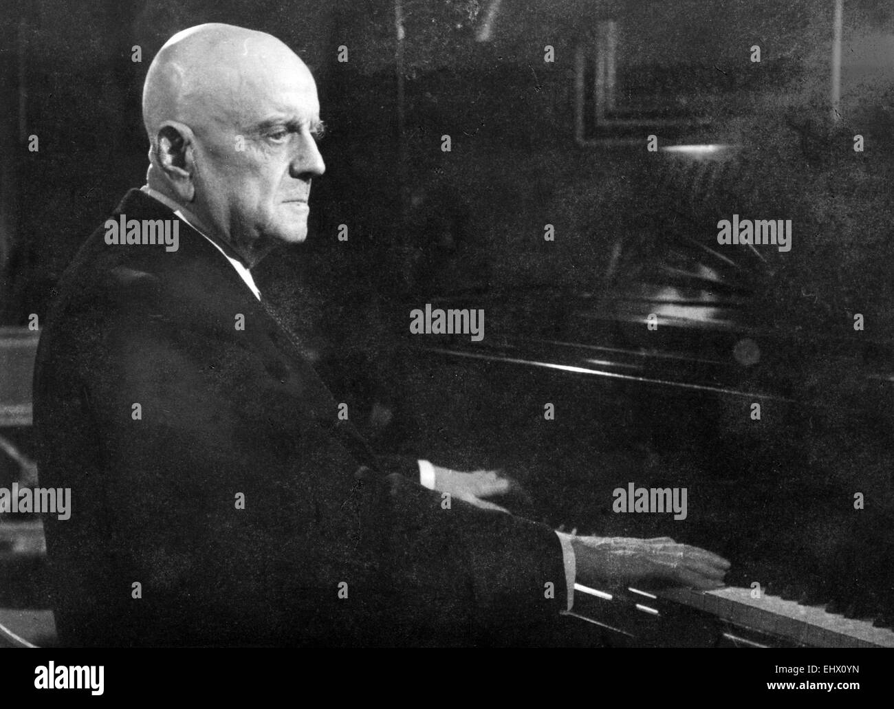 JEAN SIBELIUS (1865-1957) Finnish composer at his Jarvenpaa home in 1939 Stock Photo - Alamy