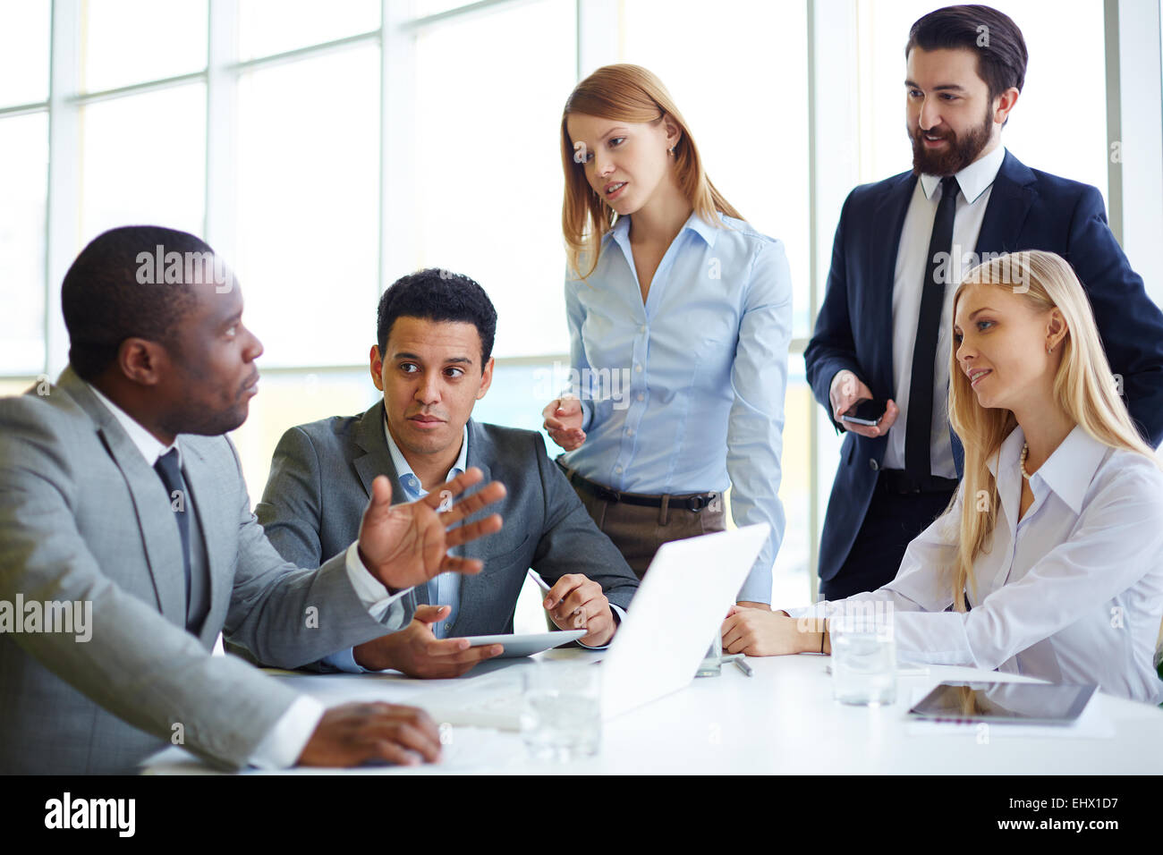 Manager discussion hi-res stock photography and images - Alamy