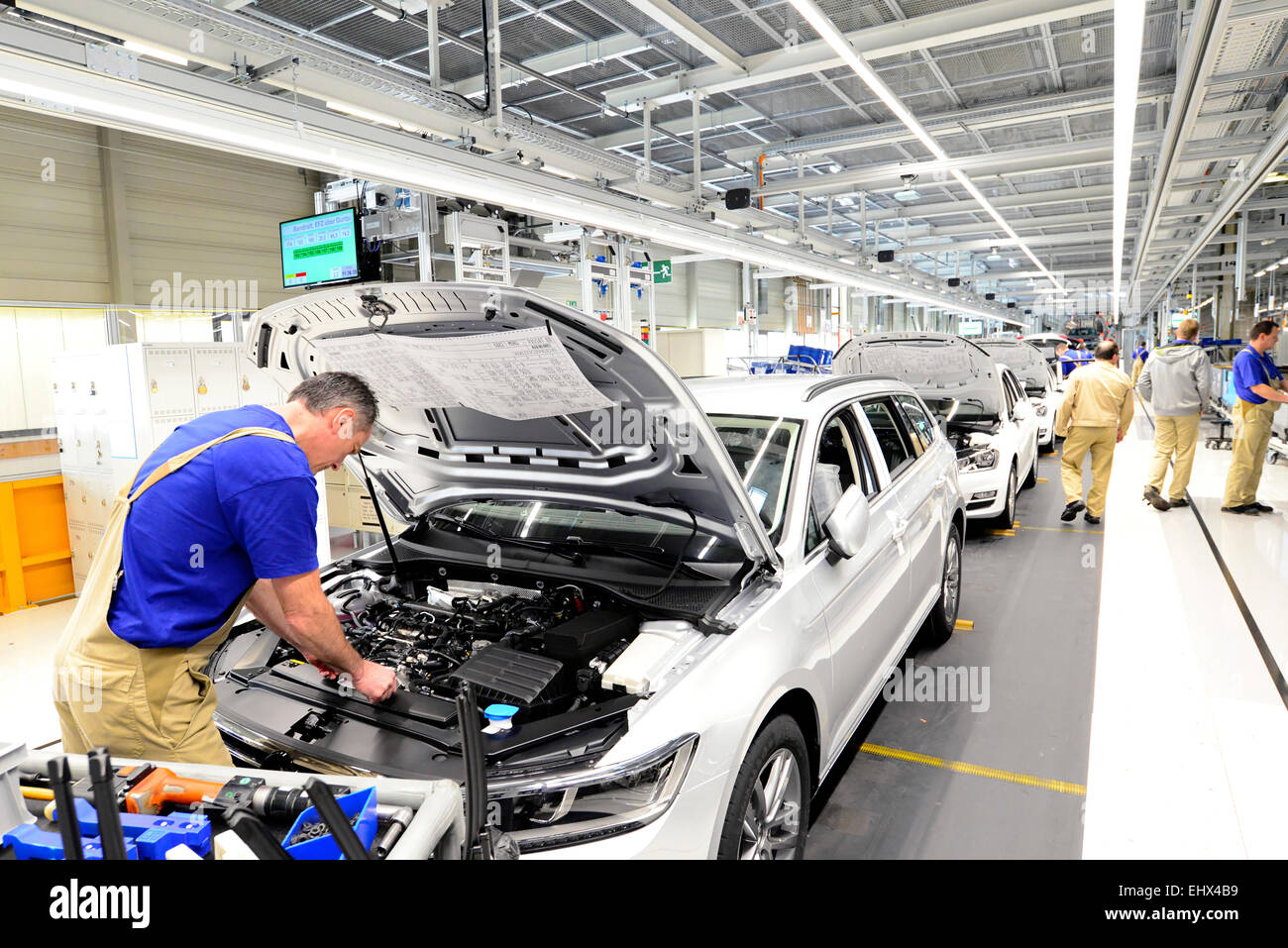 Volkswagen car factory production line hi-res stock photography and ...