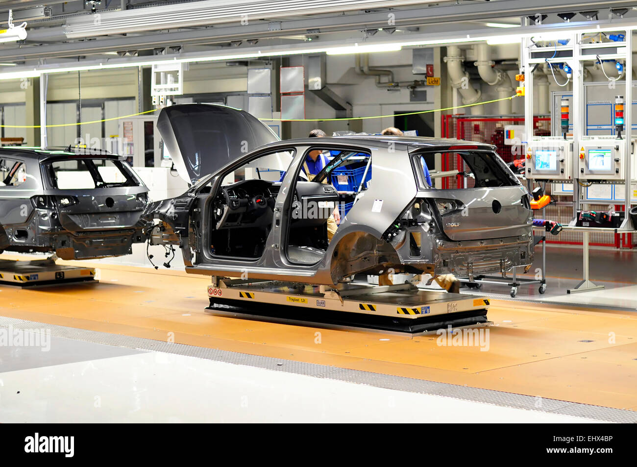 Volkswagen car production line germany factory automobile hi-res stock ...