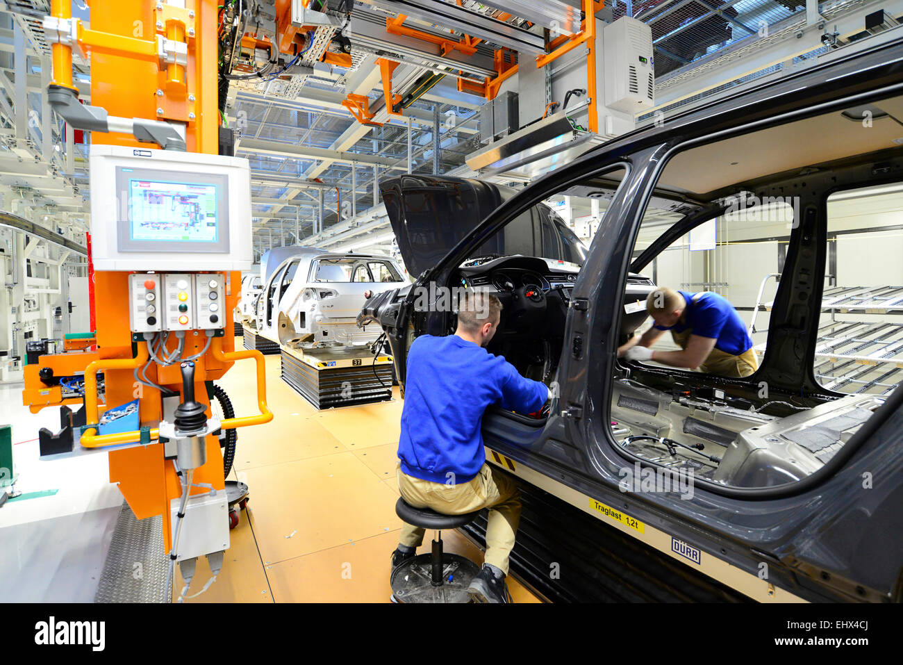 Volkswagen car factory production line hi-res stock photography and ...