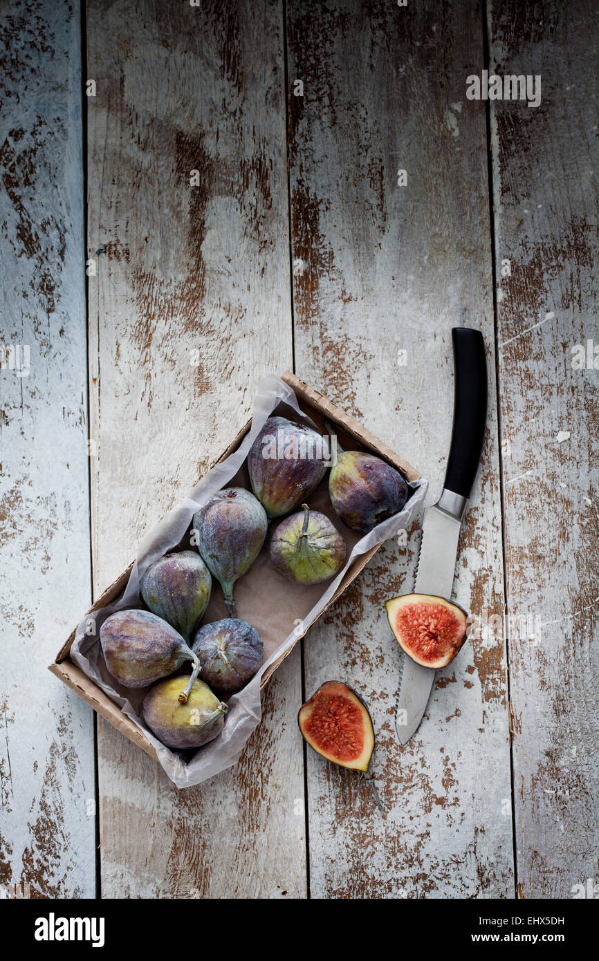 Eating on cardboard box hi-res stock photography and images - Alamy