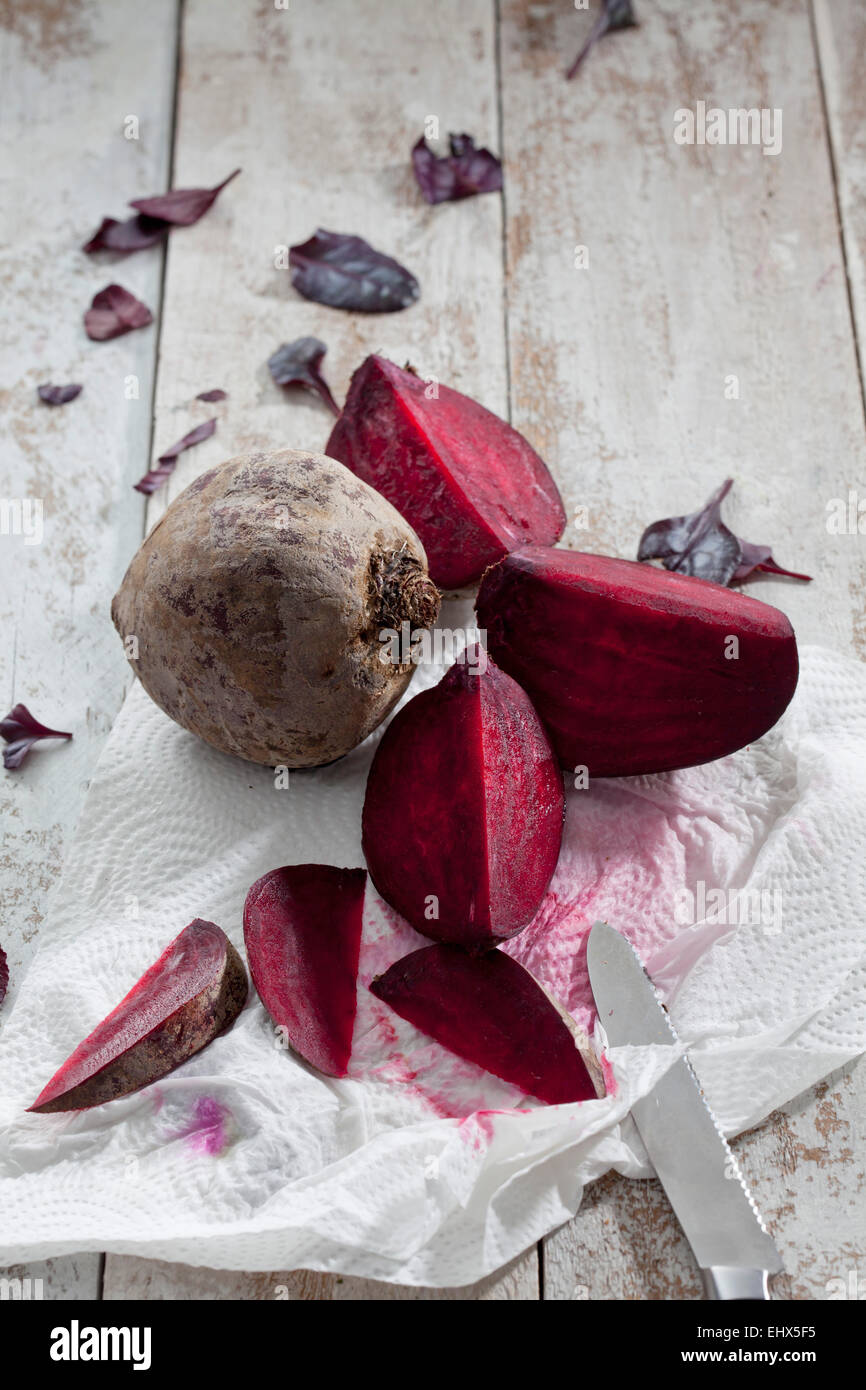 Sliced and whole beetroot on kitchen paper Stock Photo - Alamy