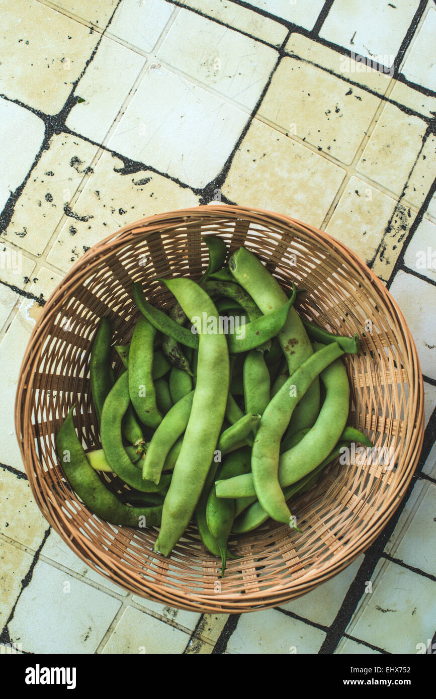 Basket of string beans Stock Photo - Alamy