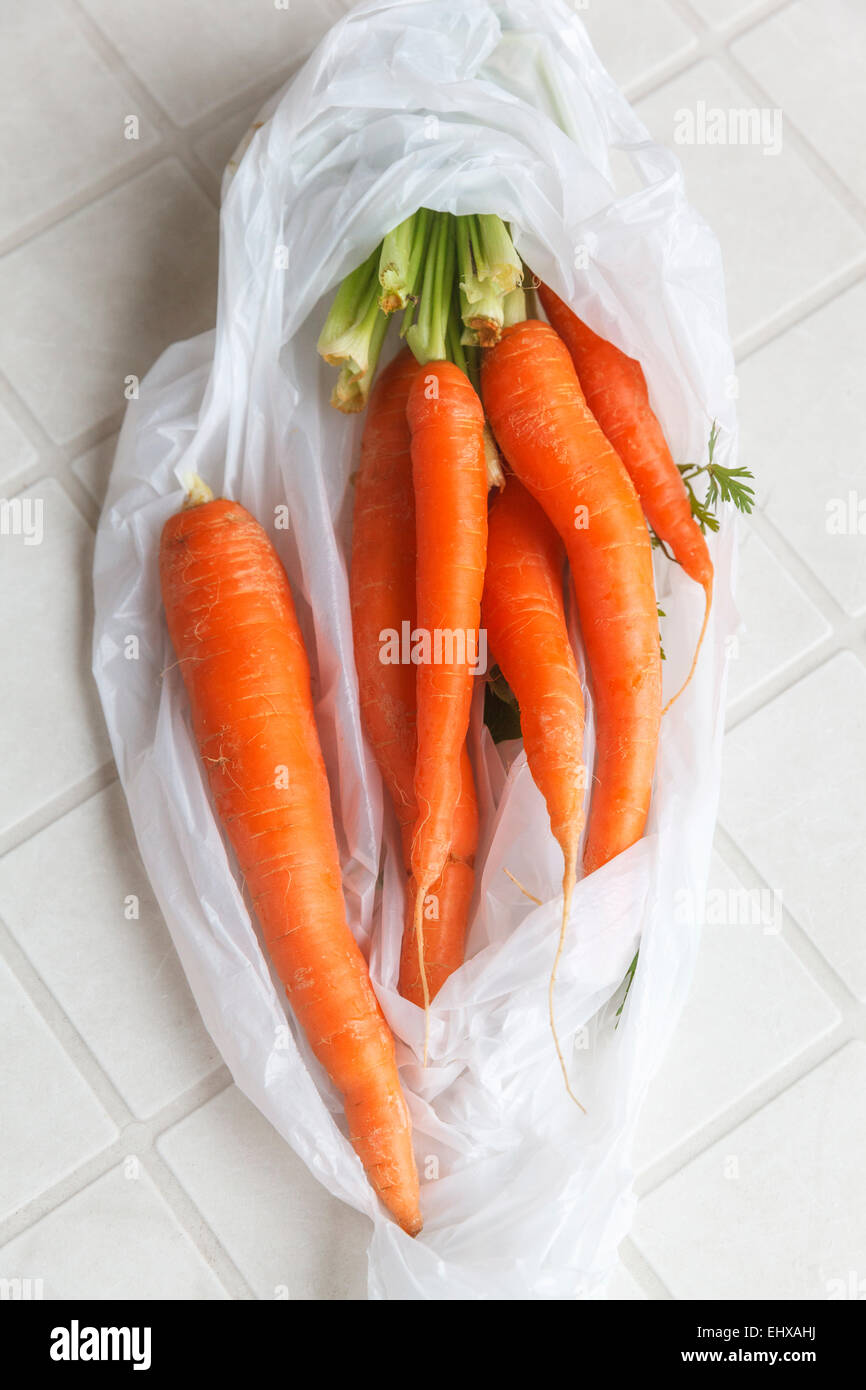 Plastic bag carrots hi-res stock photography and images - Alamy