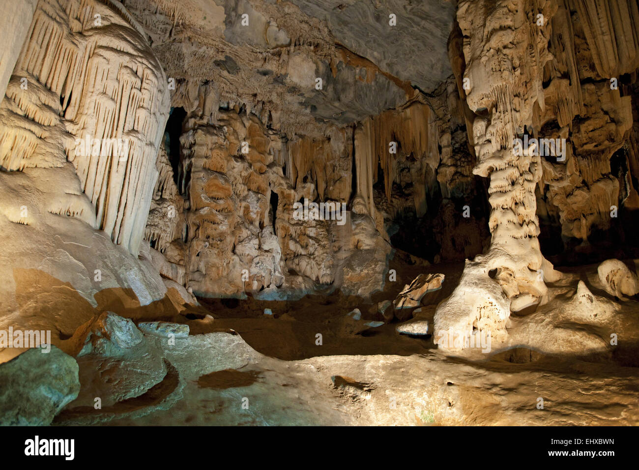 Limestone formations in the main chamber of the Cango Caves, Oudtshoorn ...