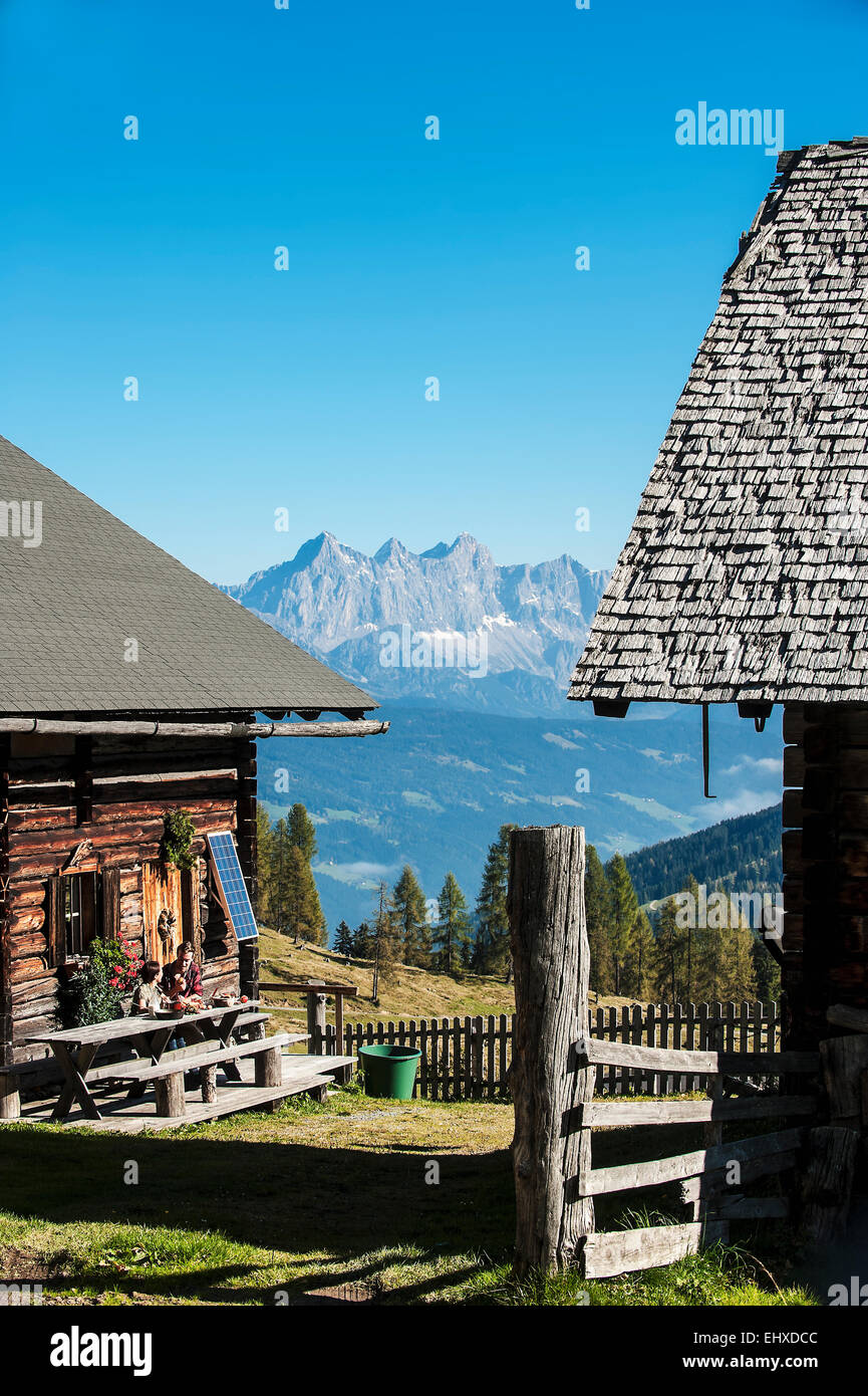 Austria, Altenmarkt-Zauchensee, couple at alpine cabin in mountainscape ...