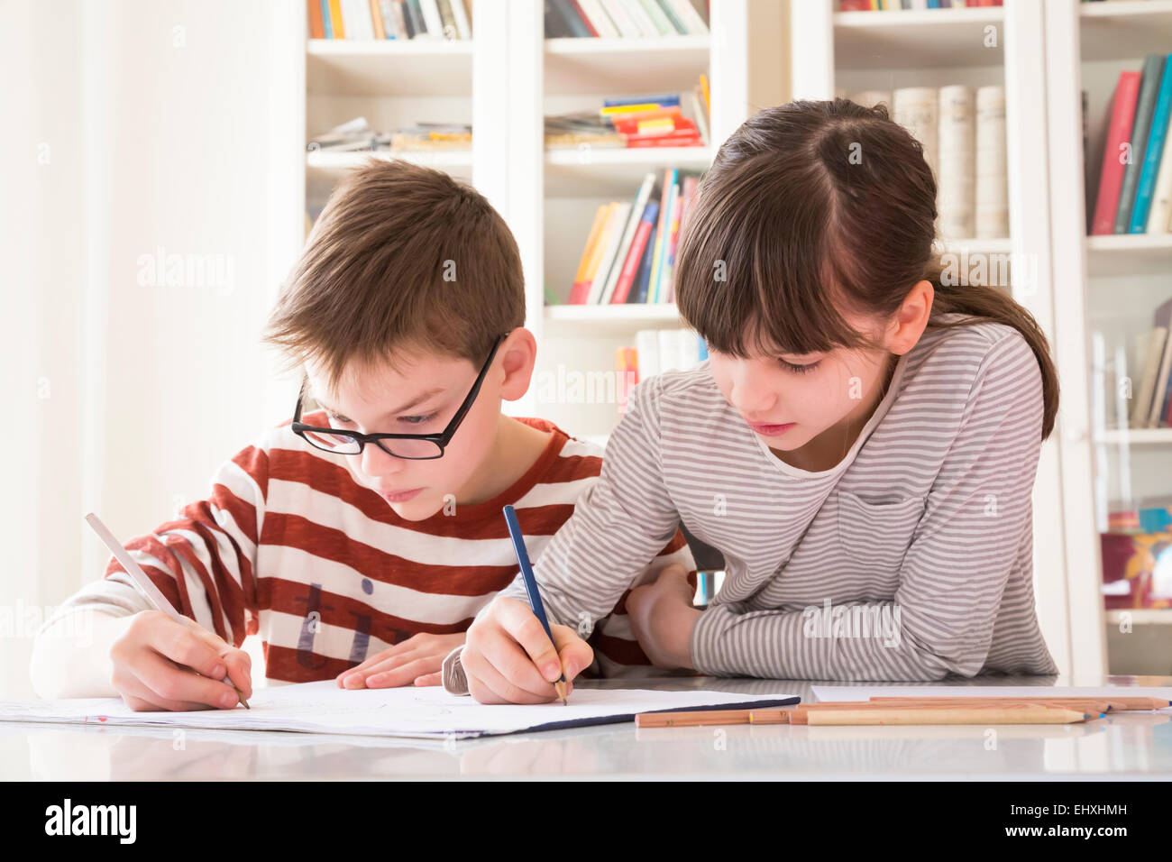 Sister drawing hi-res stock photography and images - Alamy