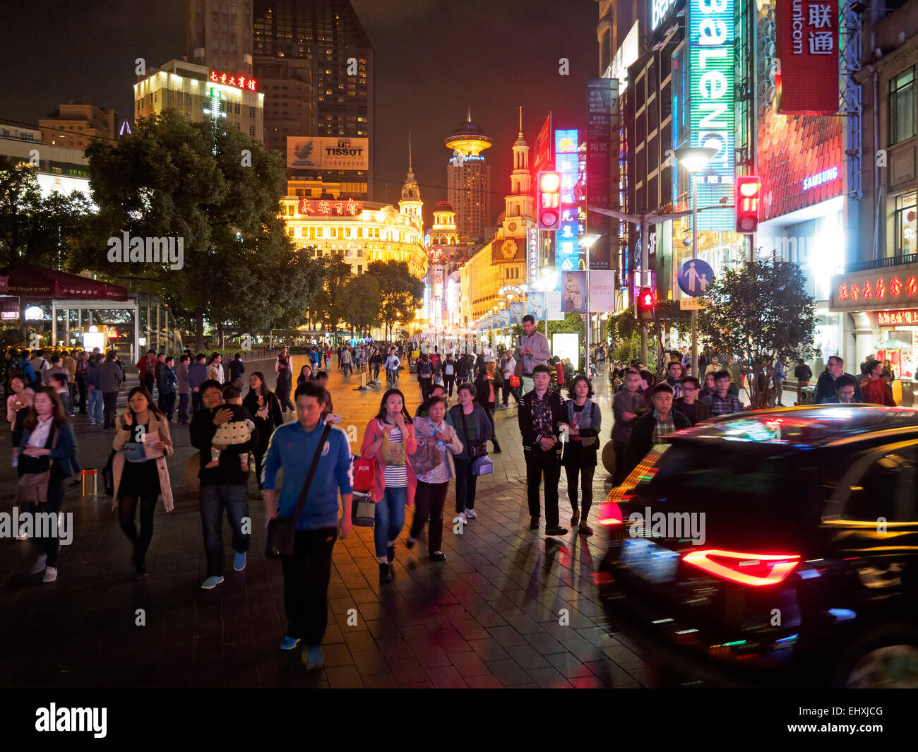 Neon signs on Nanjing Road busy shopping street, Shangai, China Stock ...