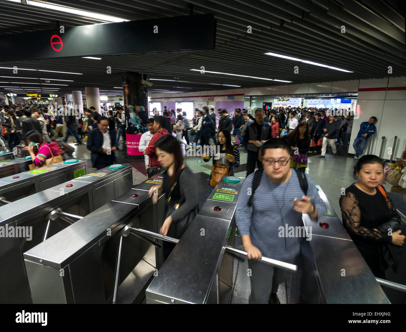 Crowded subway station in Shanghai, China Stock Photo - Alamy
