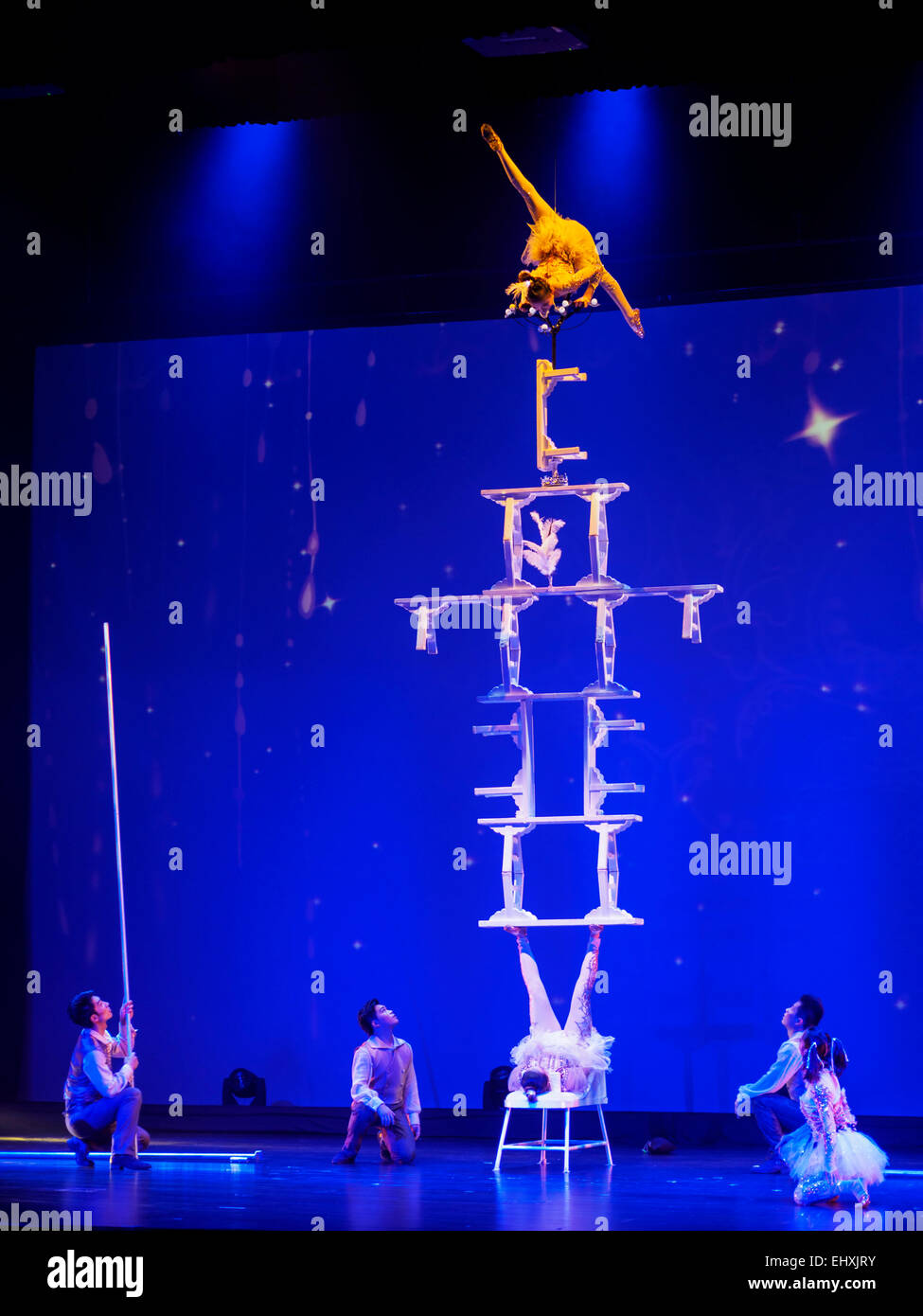 Female acrobats hi-res stock photography and images - Alamy