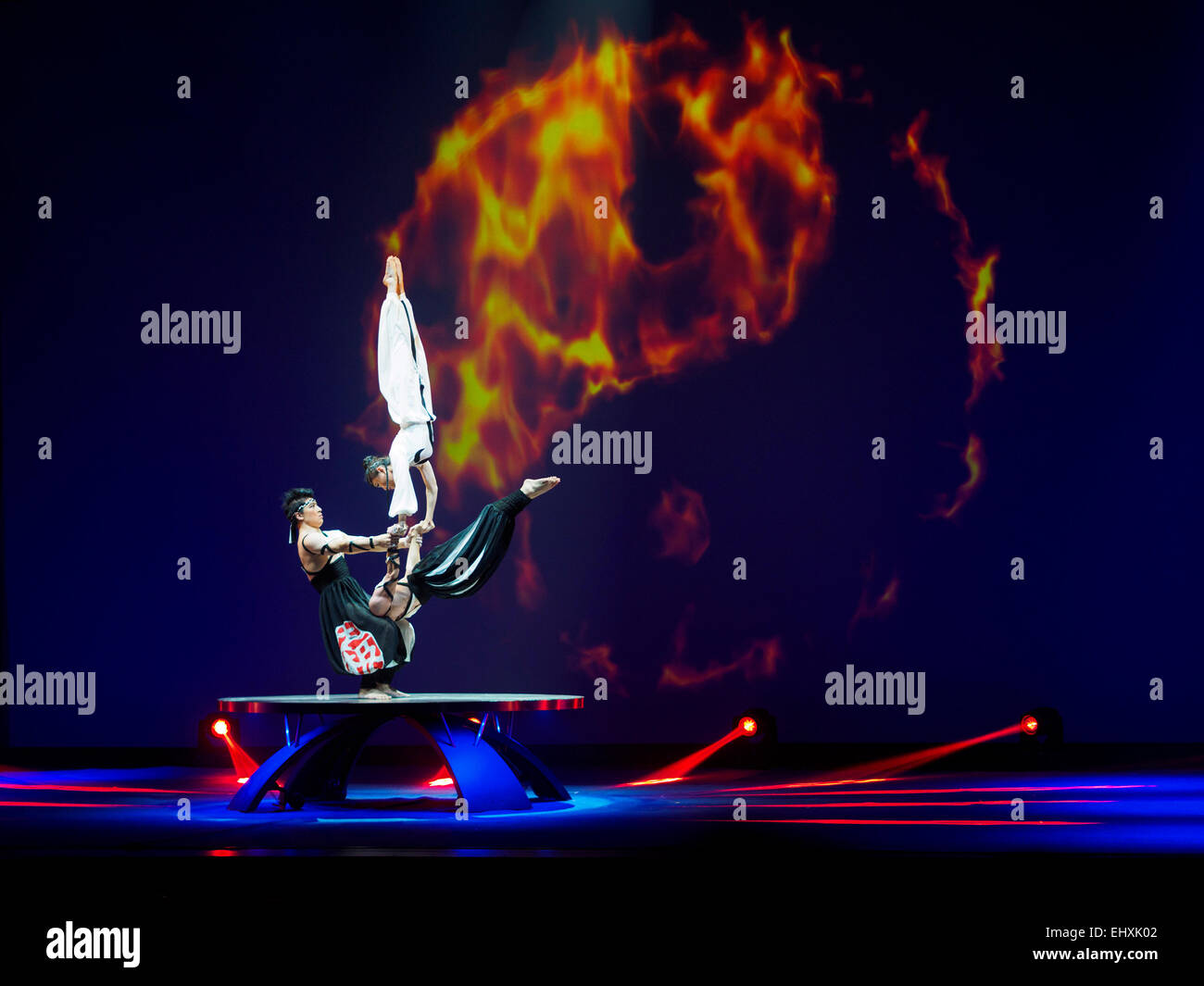 Acrobats hi-res stock photography and images - Alamy