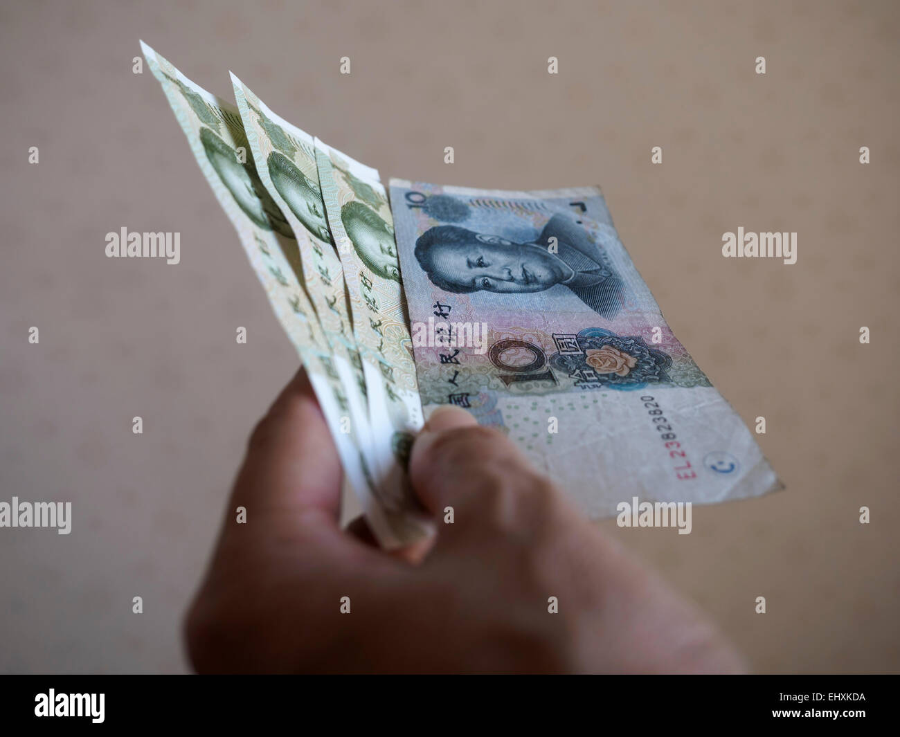 Hand holding chinese Yuan bank notes Stock Photo - Alamy