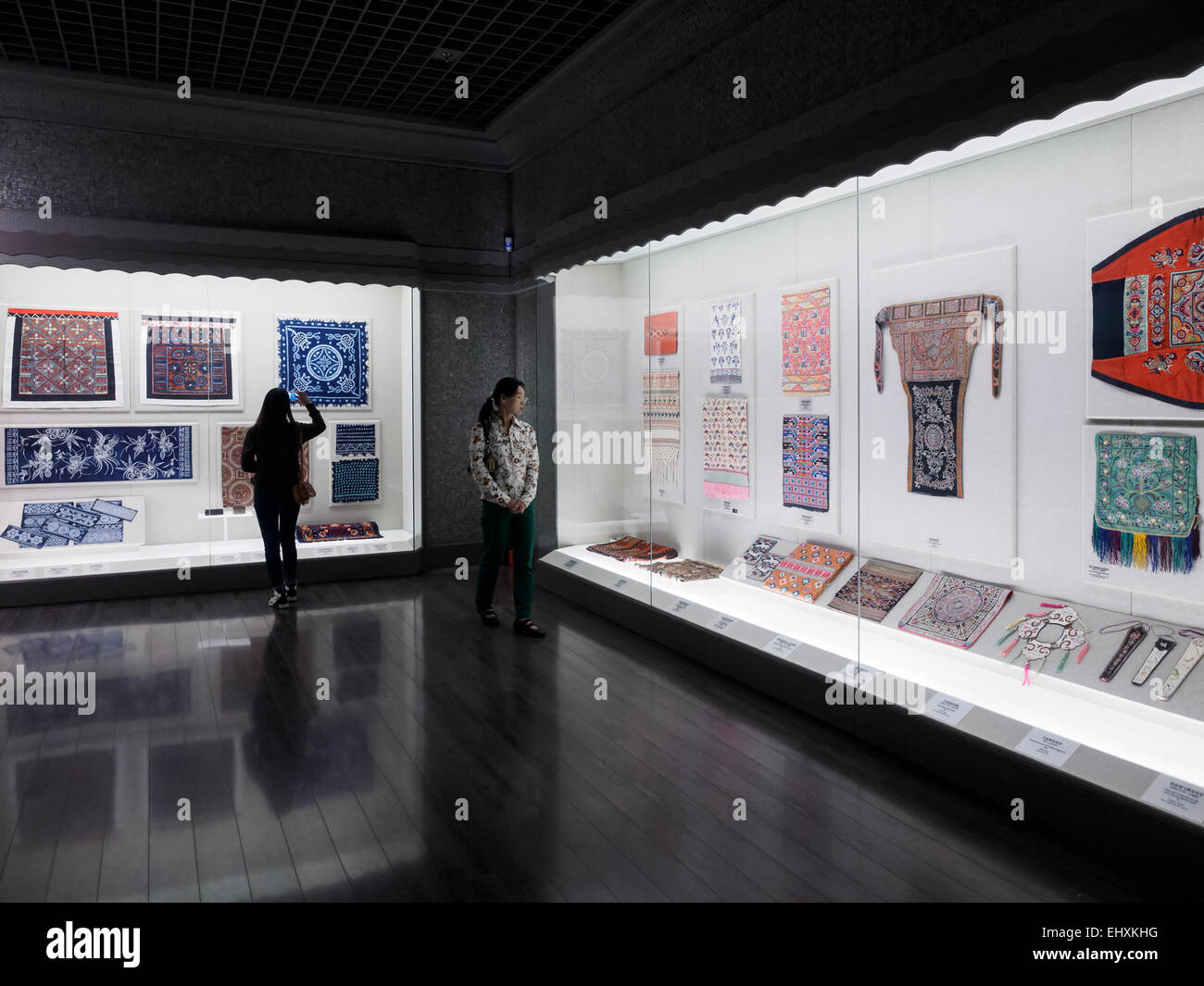 People visiting the Gallery of Arts and Crafts of the Shanghai Museum ...
