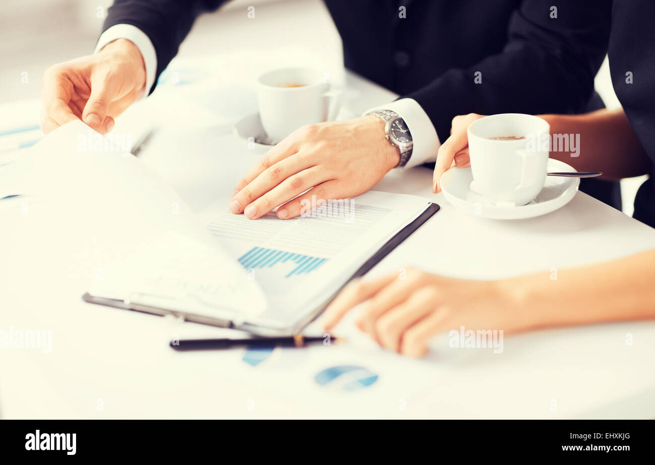 woman hand signing contract paper Stock Photo - Alamy