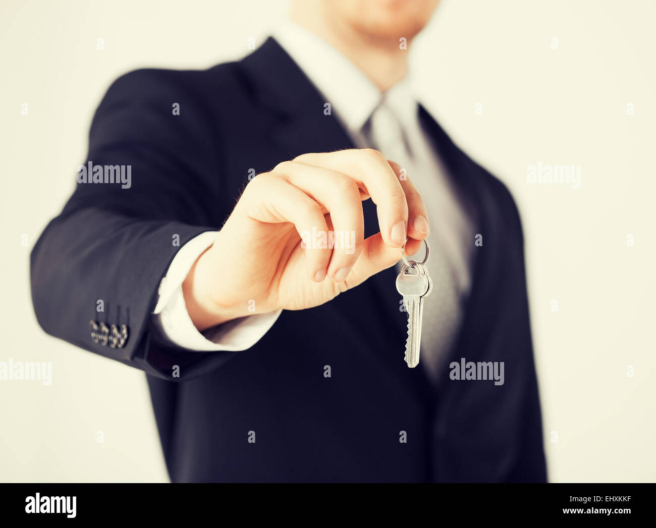 man holding house keys Stock Photo - Alamy