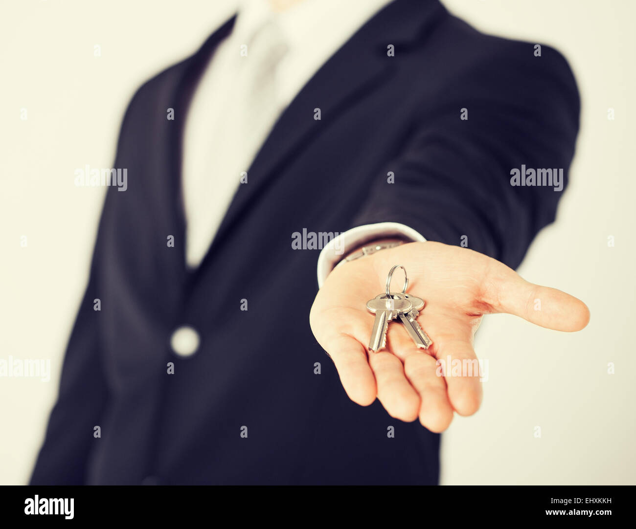man holding house keys Stock Photo - Alamy