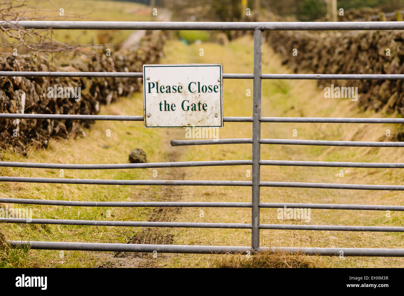 Please close the gate hi-res stock photography and images - Alamy