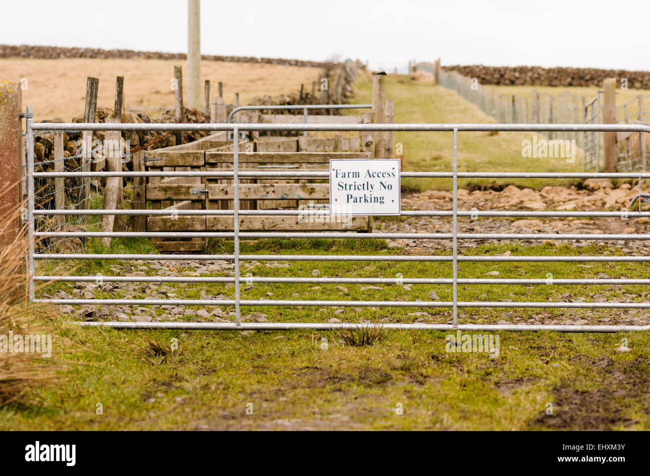 Sign warning that farm access is needed and not to park Stock Photo - Alamy