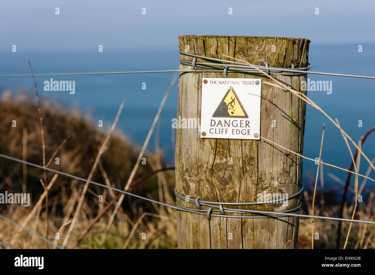 Cliff edge danger sign hi-res stock photography and images - Alamy