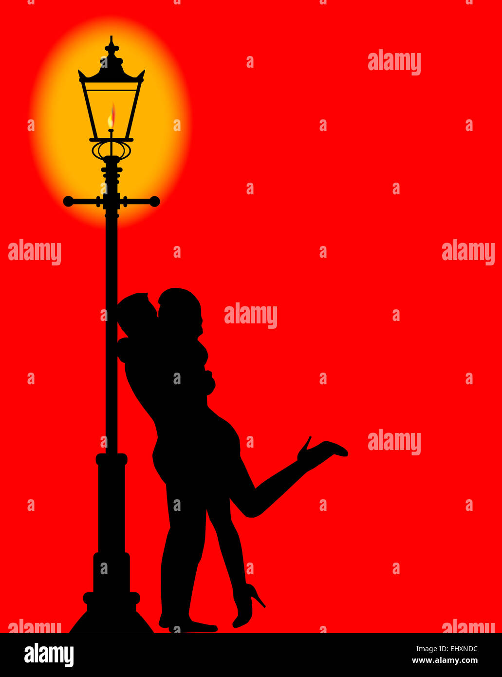 A couple kissing under the light of a gaslit lamppost Stock Photo - Alamy