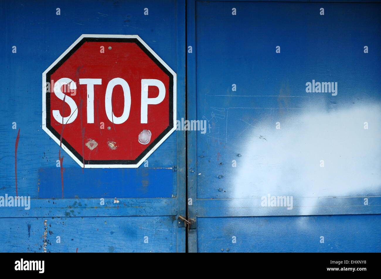 Old wooden stop sign hi-res stock photography and images - Alamy