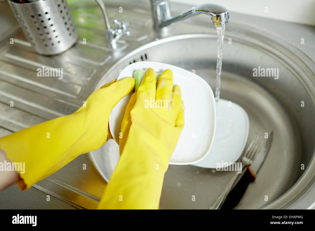 Hands washing dishes hi-res stock photography and images - Alamy