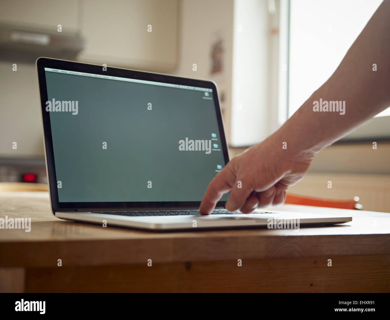 Off button laptop hi-res stock photography and images - Alamy