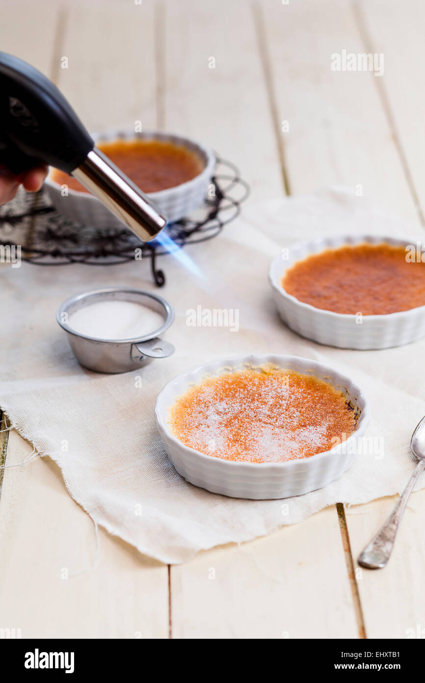 Caramelization of creme brulee Stock Photo - Alamy