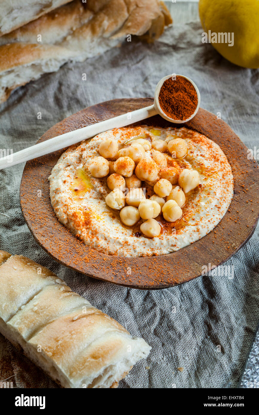 Hummus with turkish flatbread Stock Photo - Alamy