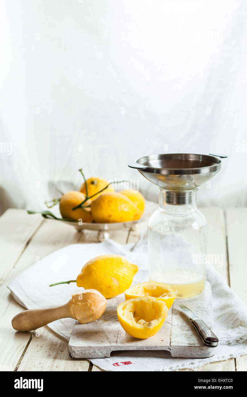 Fresh lemons for making lemonade Stock Photo - Alamy