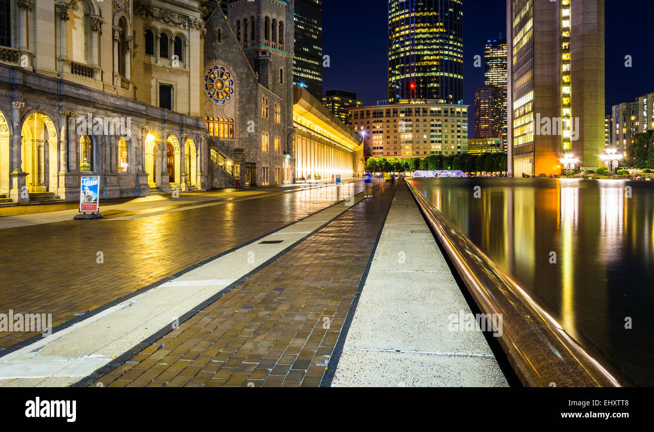 Reflecting pool with skyscrapers hi-res stock photography and images ...