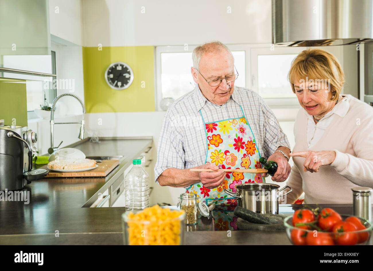 Senior couple cooking in kitchen Stock Photo - Alamy