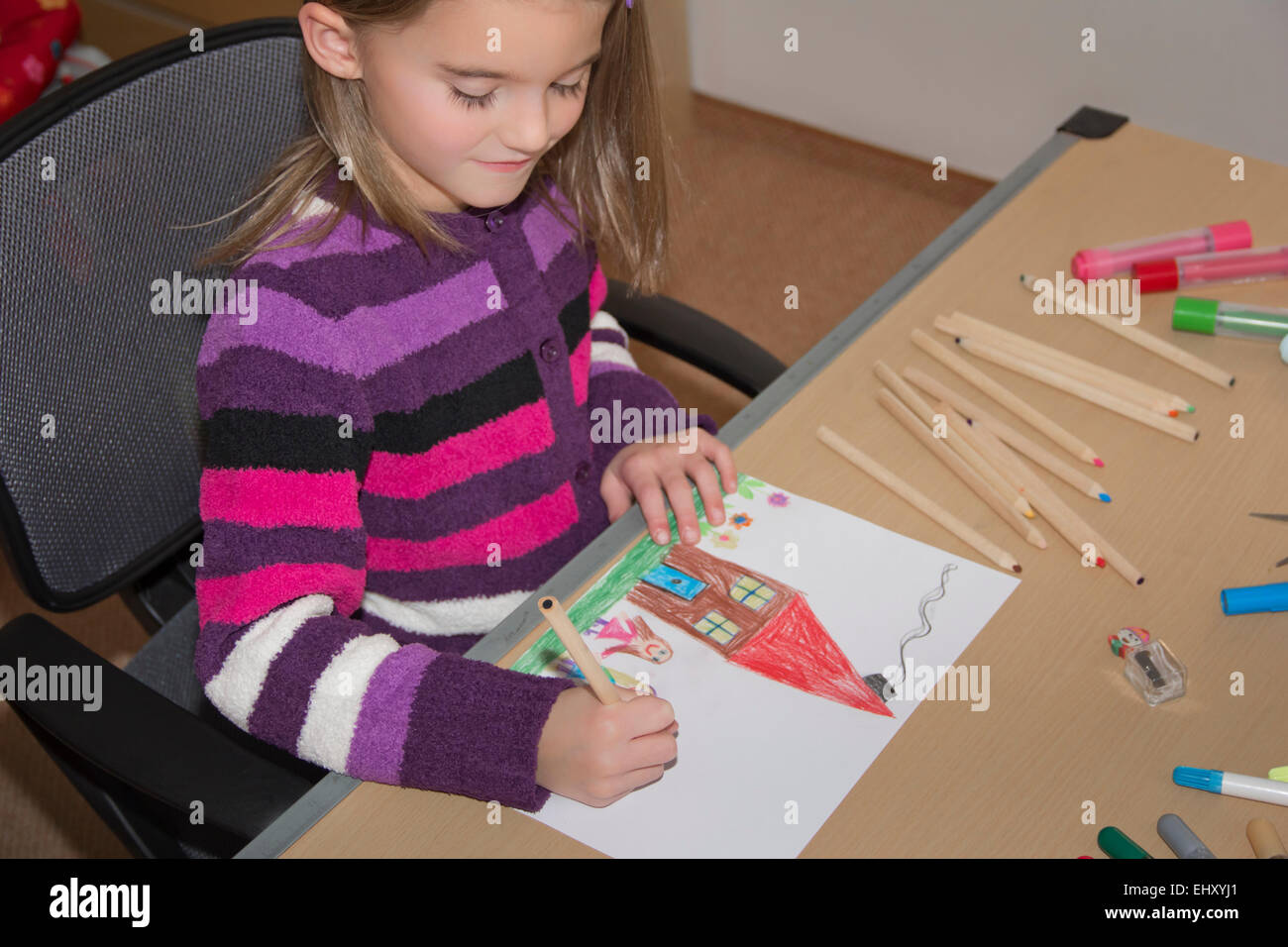 Little girl drawing happy family Stock Photo - Alamy