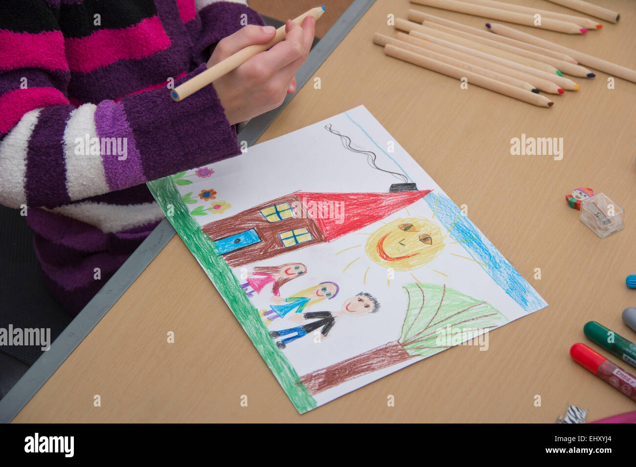 Little girl drawing happy family Stock Photo - Alamy