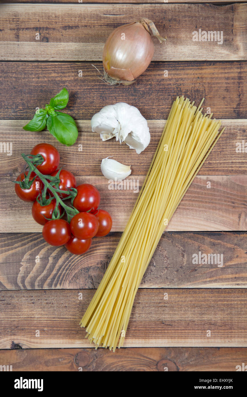 Spaghetti, garlic, onion, basil, vine tomatoes Stock Photo - Alamy