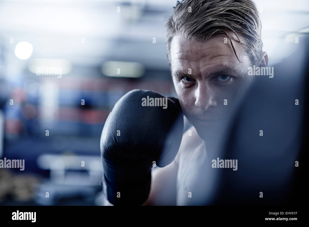 Boxer hitting his opponent hi-res stock photography and images - Alamy