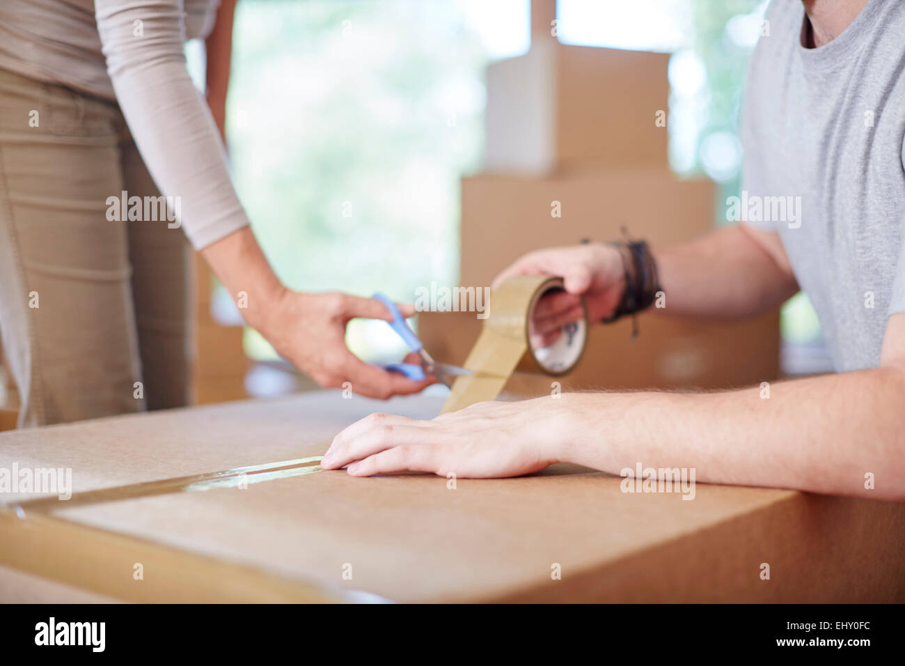 A man taping a moving box hi-res stock photography and images - Alamy
