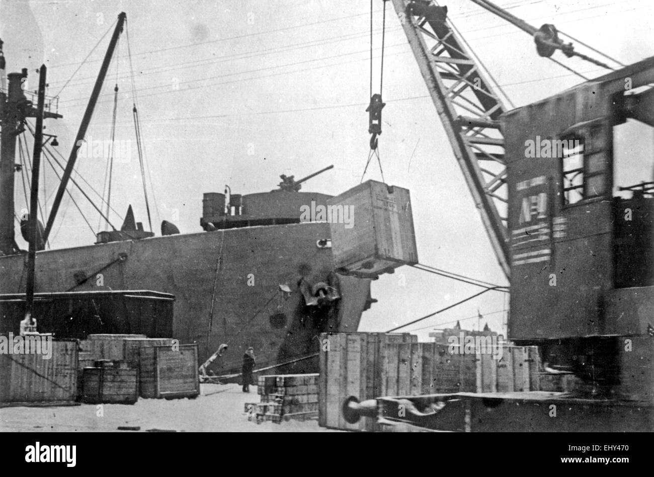 ARCTIC CONVOYS TO MURMANSK, RUSSIA. Unloading supplies in 1943 Stock ...