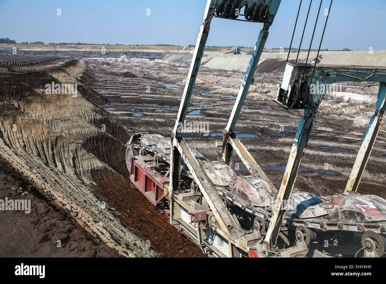 Giant excavator in open pit mine hi-res stock photography and images ...