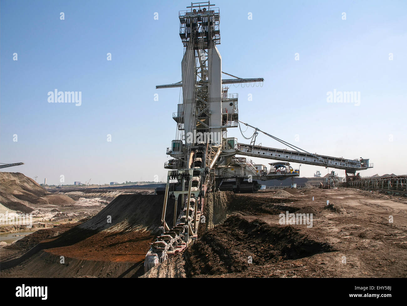 Giant excavator in open pit mine hi-res stock photography and images ...