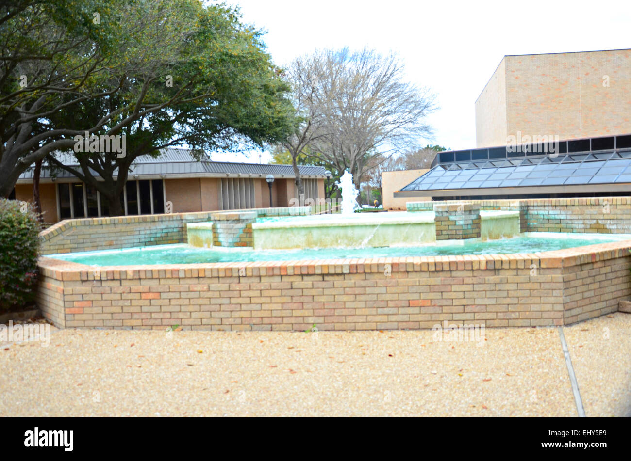 Campus fountain hi-res stock photography and images - Alamy
