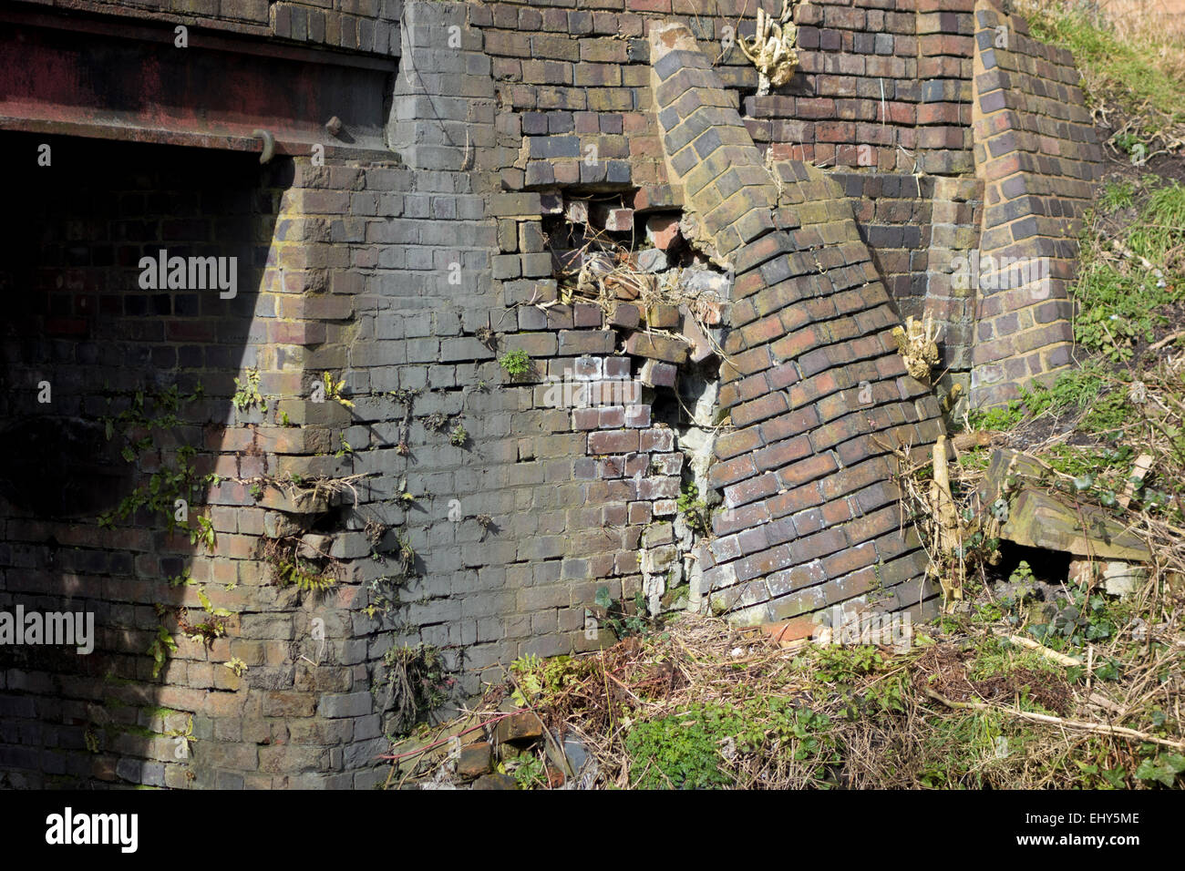 Collapsing Bridge High Resolution Stock Photography and Images - Alamy
