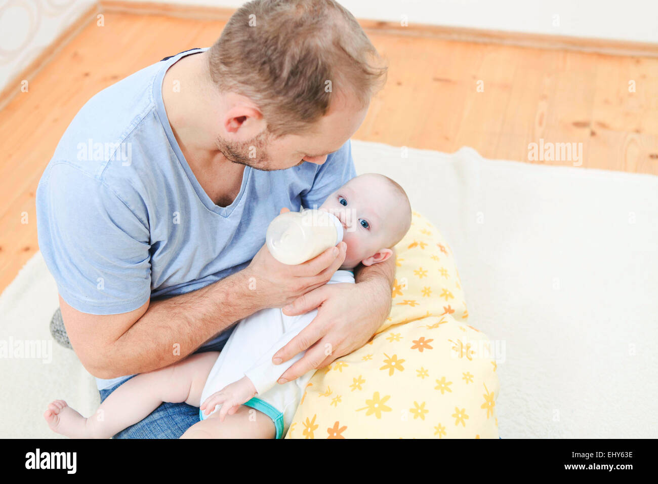 Father Feeding Baby Stock Photos & Father Feeding Baby Stock Images - Alamy