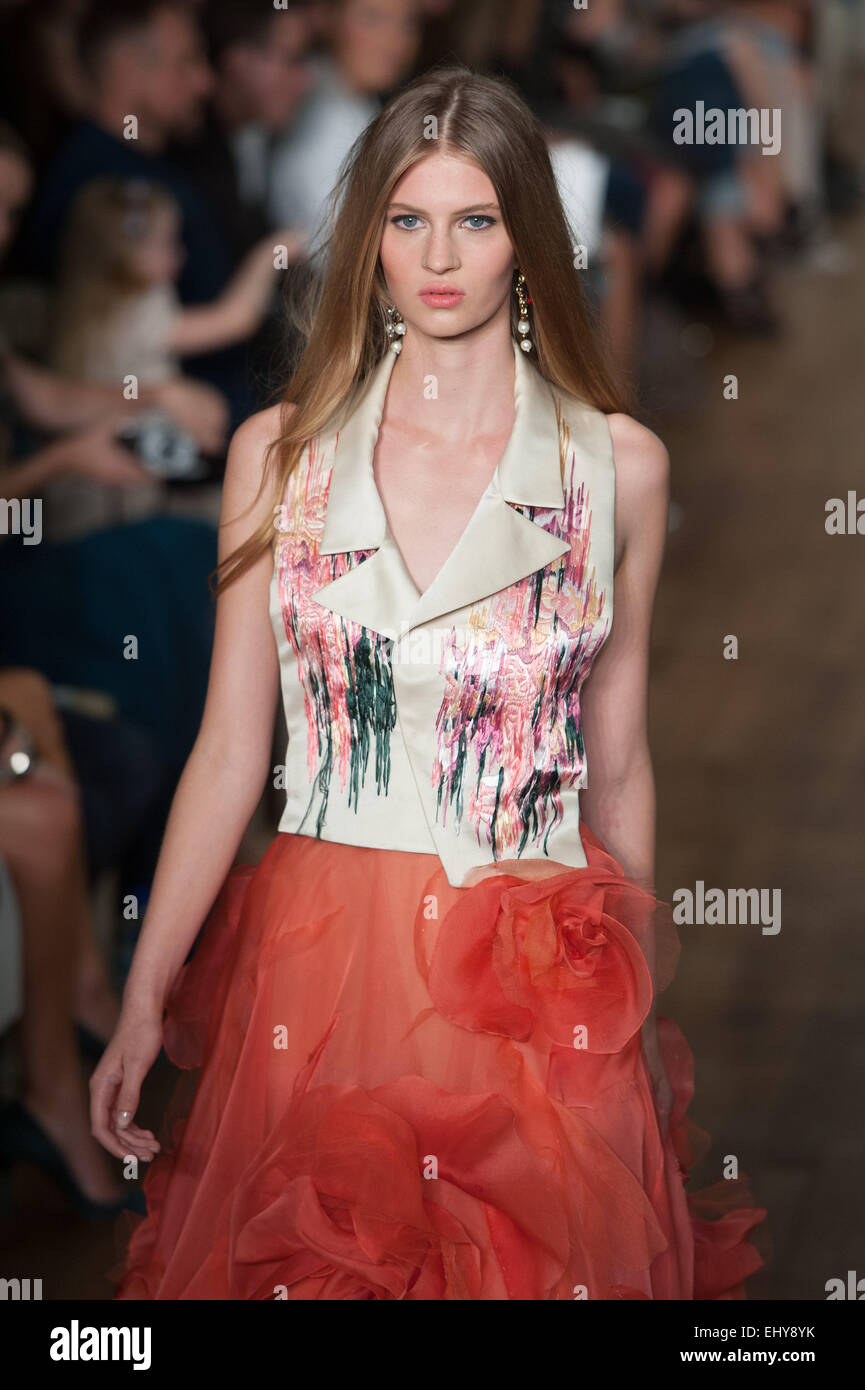 Marchesa front row catwalk held hi-res stock photography and images - Alamy