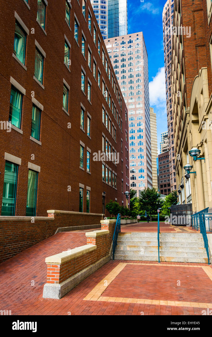 Walkway between buildings hi-res stock photography and images - Alamy