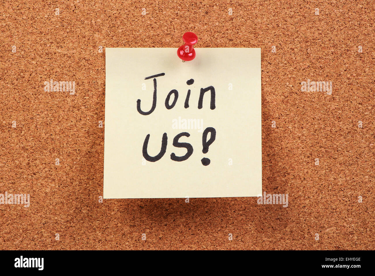 Join us sticky note pinned on cork board Stock Photo - Alamy