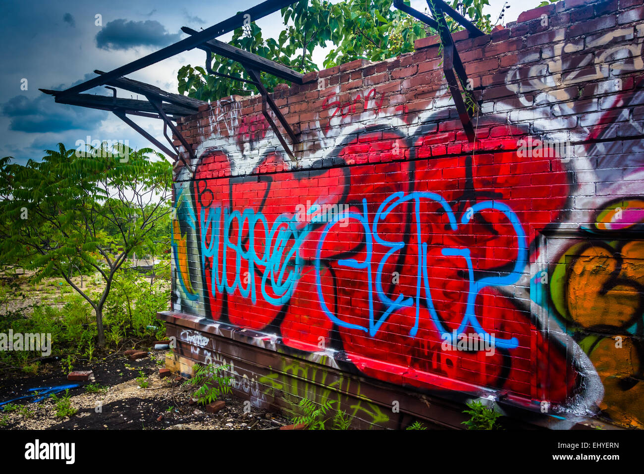 An old, graffiti-covered building at the Reading Viaduct in ...